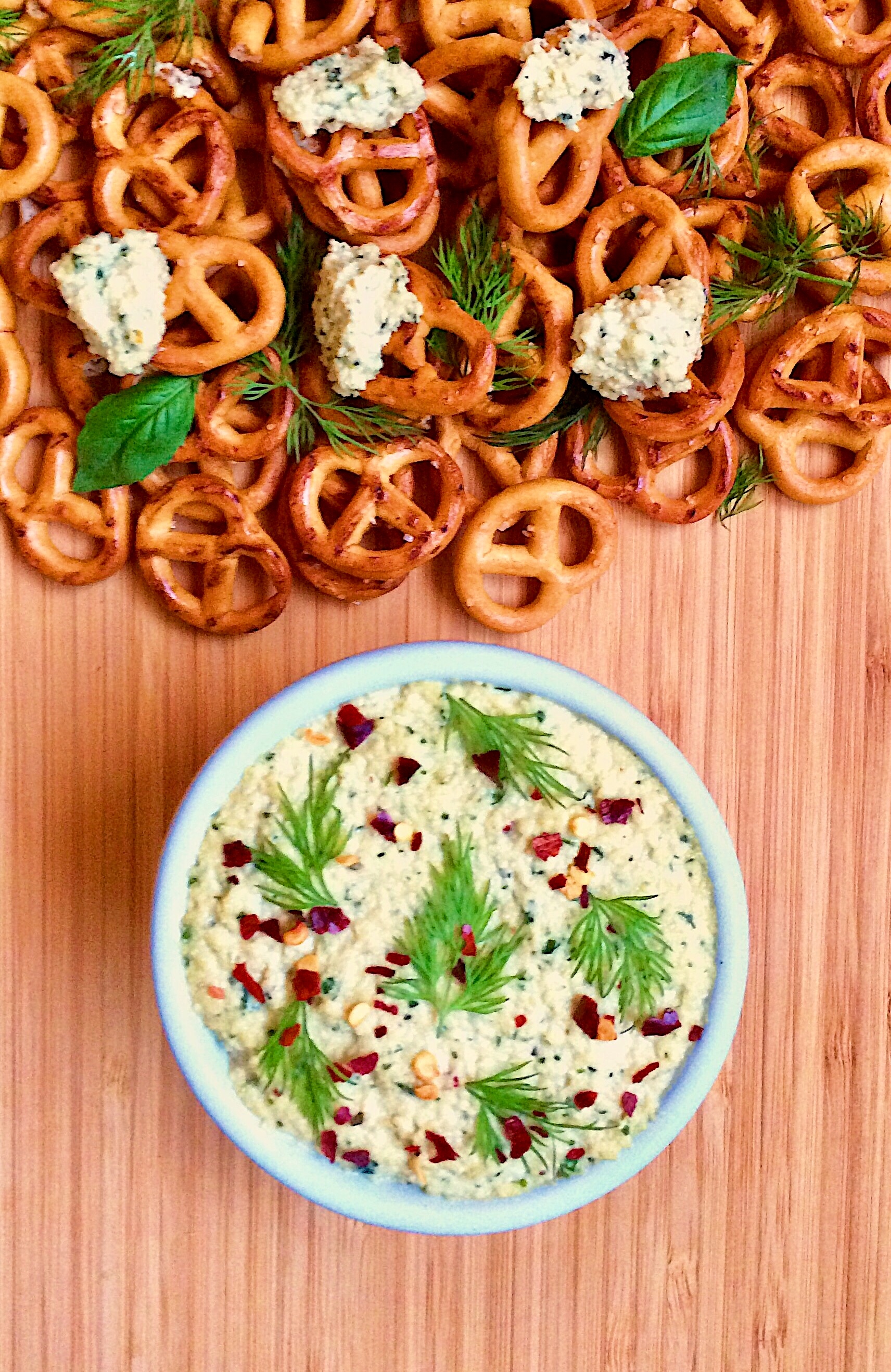 Easy Vegan Cream Cheese Spread with Garlic and Fresh Herbs – Animagus Eats